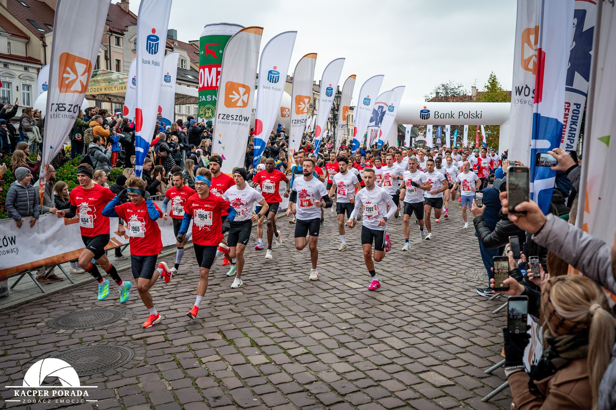 Rzeszów w biało-czerwonych barwach. 3500 osób pobiegło w 13. PKO Biegu ...