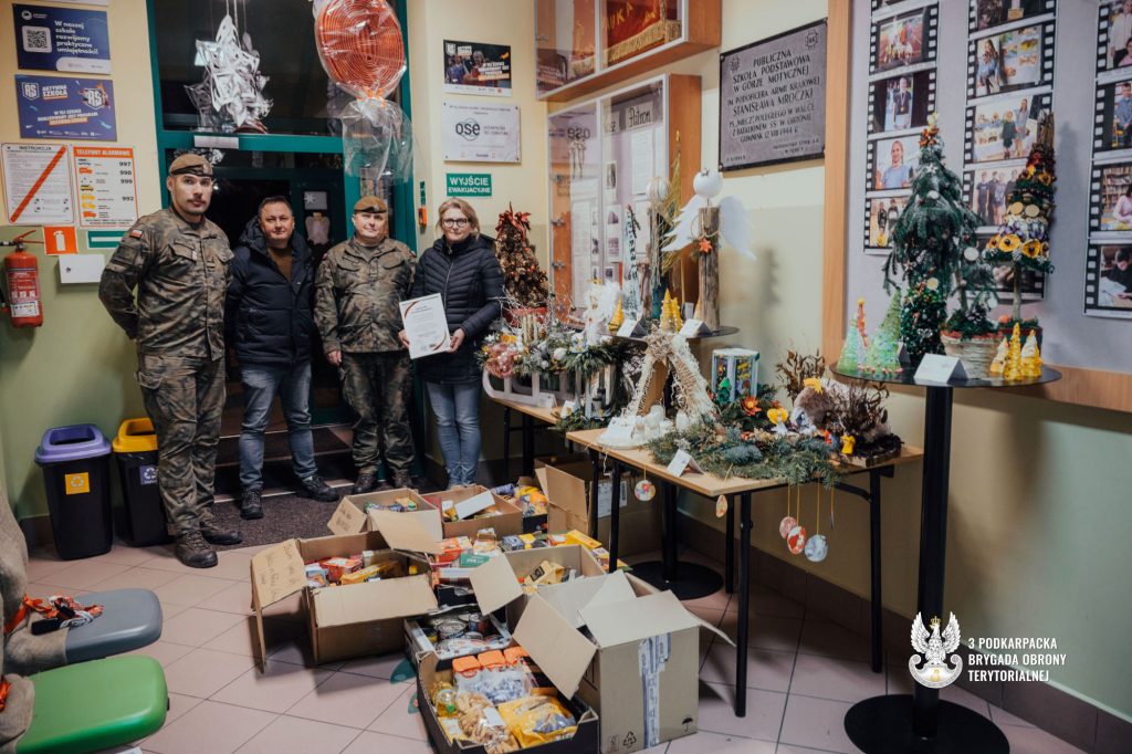 "Rodacy - Bohaterom". Żołnierze i wolontariusze przygotowali paczki dla ...